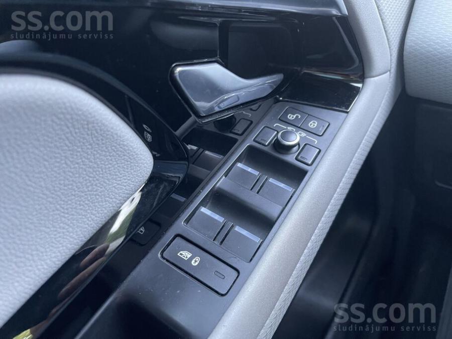 White Land Rover Range Rover Evoque 2019 in Riga, with an engine capacity of 2.00 L and mileage of 126 thousand km for 24990 €, photo 13 on AUTOMOTO.COM.LV