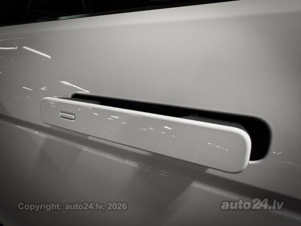 White Land Rover Range Rover Evoque 2019 in Tallinn, with an engine capacity of 2.00 L and mileage of 95 thousand km for 27600 €, photo 6 on AUTOMOTO.COM.LV
