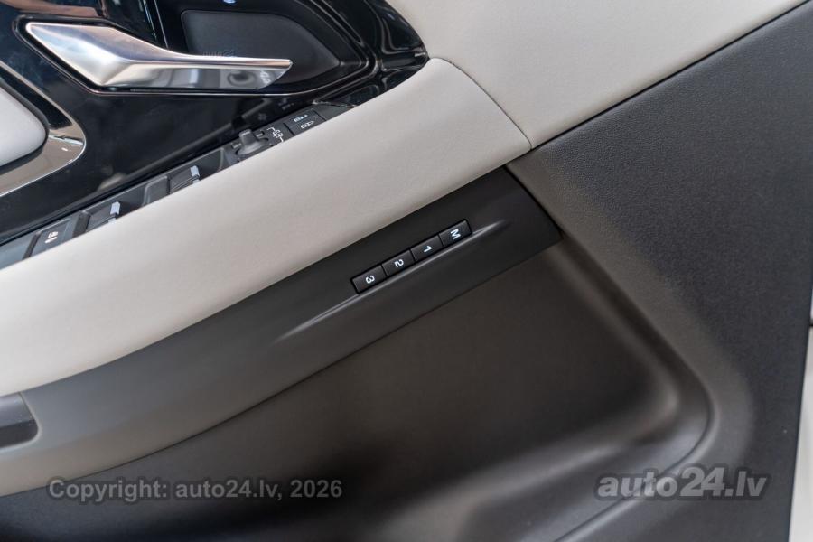 Balts Land Rover Range Rover Evoque 2024 Tallina, ar dzinēja tilpumu 2.00 L un nobraukumu 44 tūkst. km par 42500 €, foto 25 vietnē AUTOMOTO.COM.LV
