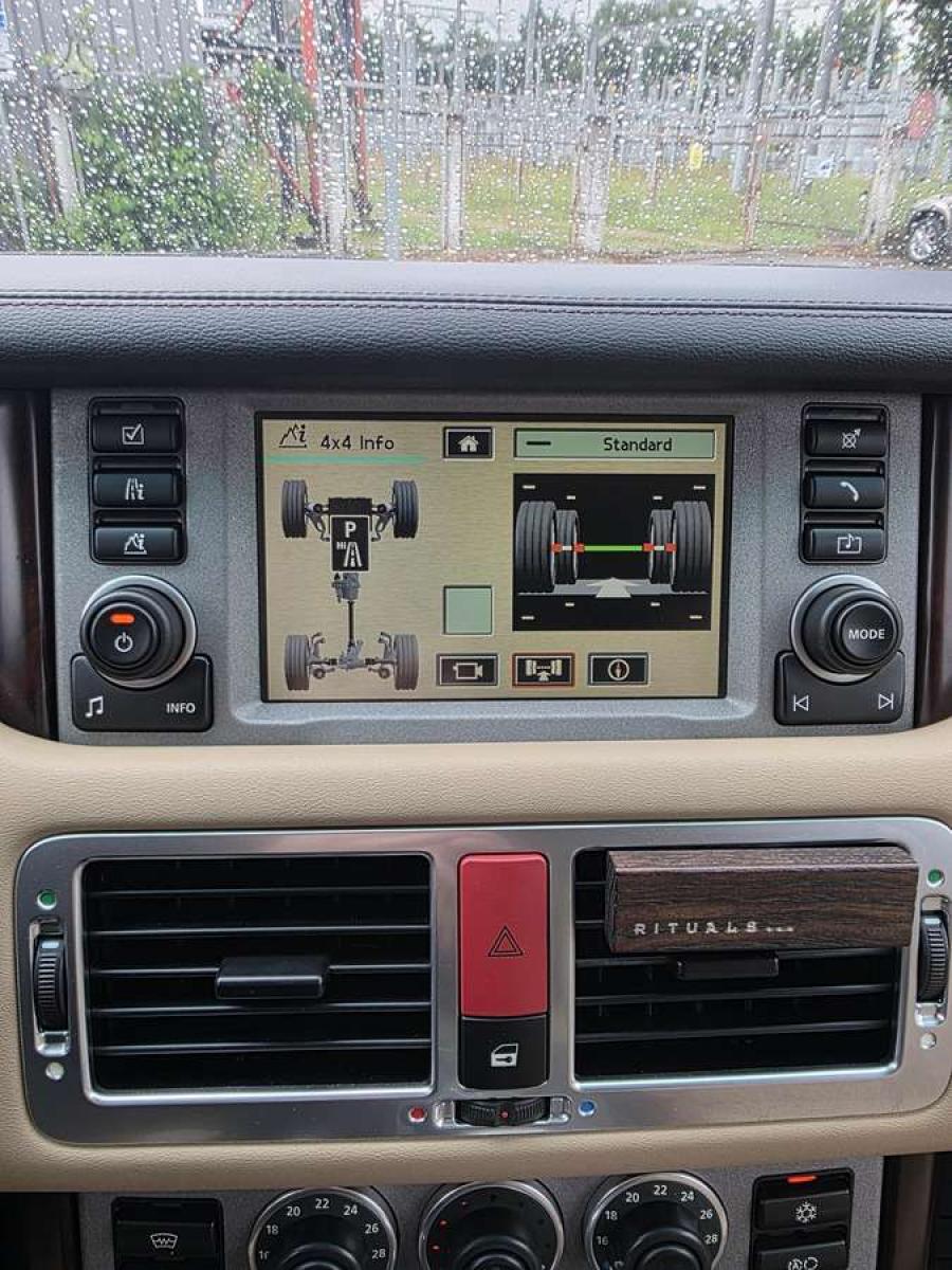 Zaļš Land Rover Range Rover 2006 Viļņa, ar dzinēja tilpumu 2.93 L un nobraukumu 390 tūkst. km par 5500 €, foto 22 vietnē AUTOMOTO.COM.LV
