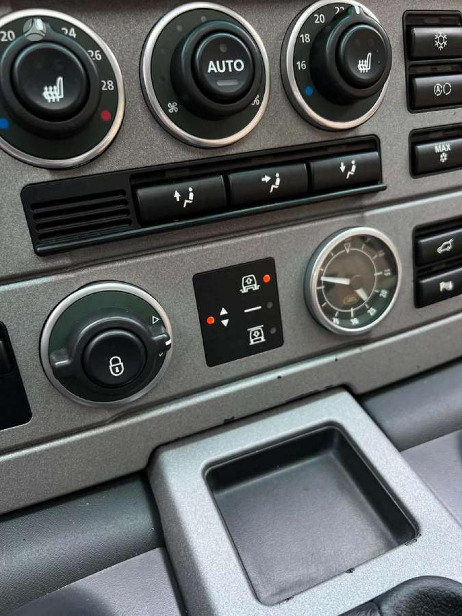 Zaļš Land Rover Range Rover 2006 Viļņa, ar dzinēja tilpumu 2.93 L un nobraukumu 390 tūkst. km par 5500 €, foto 25 vietnē AUTOMOTO.COM.LV