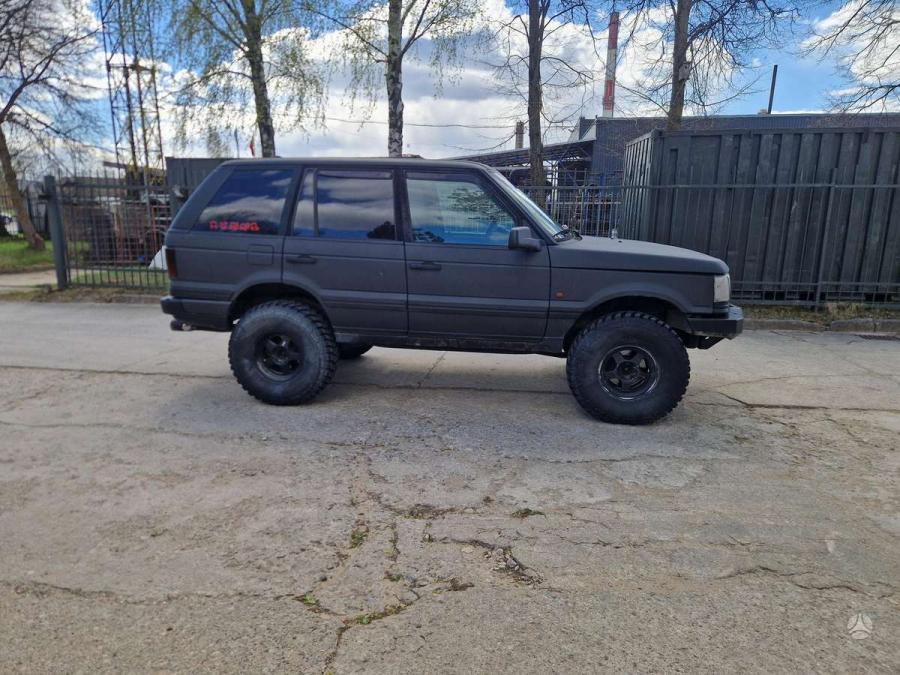 Pelēks Land Rover Range Rover 1998 Panevēža, ar dzinēja tilpumu 2.50 L un nobraukumu 300 tūkst. km par 3600 €, foto 4 vietnē AUTOMOTO.COM.LV