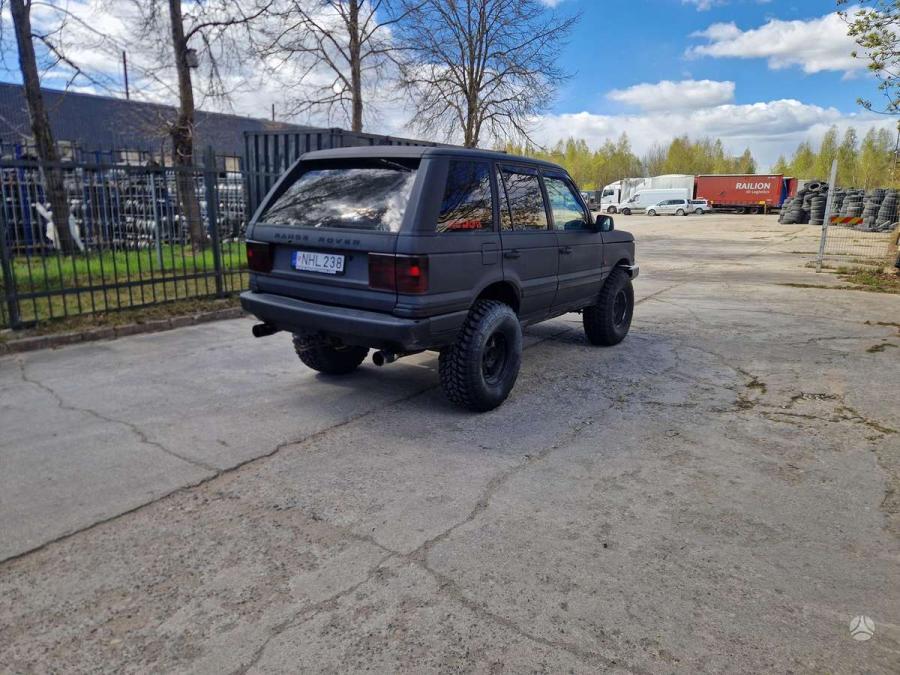 Pelēks Land Rover Range Rover 1998 Panevēža, ar dzinēja tilpumu 2.50 L un nobraukumu 300 tūkst. km par 3600 €, foto 5 vietnē AUTOMOTO.COM.LV