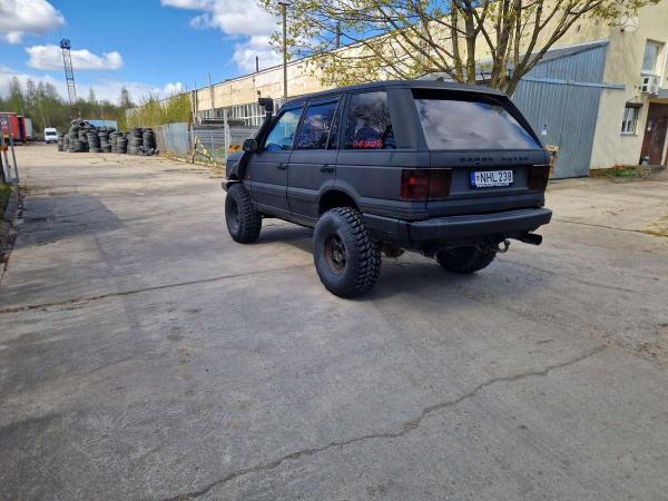 Pelēks Land Rover Range Rover 1998 Panevēža, ar dzinēja tilpumu 2.50 L un nobraukumu 300 tūkst. km par 3600 €, foto 6 vietnē AUTOMOTO.COM.LV