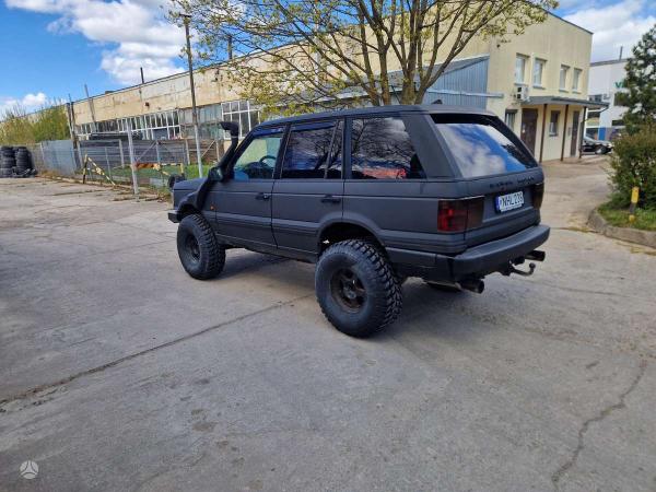 Pelēks Land Rover Range Rover 1998 Panevēža, ar dzinēja tilpumu 2.50 L un nobraukumu 300 tūkst. km par 3600 €, foto 7 vietnē AUTOMOTO.COM.LV