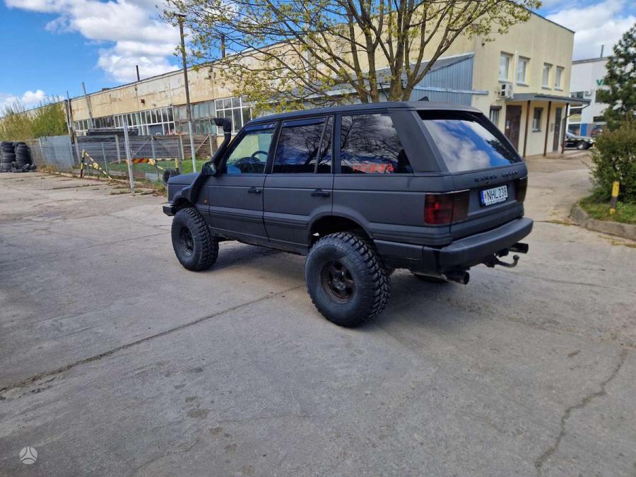Pelēks Land Rover Range Rover 1998 Panevēža, ar dzinēja tilpumu 2.50 L un nobraukumu 300 tūkst. km par 3600 €, foto 8 vietnē AUTOMOTO.COM.LV