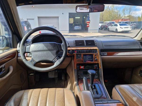 Pelēks Land Rover Range Rover 1998 Panevēža, ar dzinēja tilpumu 2.50 L un nobraukumu 300 tūkst. km par 3600 €, foto 9 vietnē AUTOMOTO.COM.LV