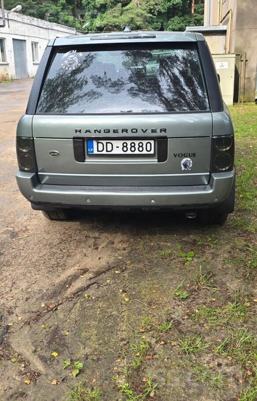 Grey Land Rover Range Rover 2002 in Riga, with an engine capacity of 3.00 L and mileage of 281 thousand km for 5990 €, photo 6 on AUTOMOTO.COM.LV
