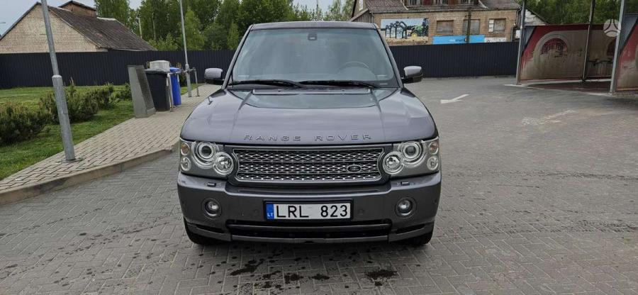 Pelēks Land Rover Range Rover 2006 Viļņa, ar dzinēja tilpumu 4.40 L un nobraukumu 295 tūkst. km par 7400 €, foto 2 vietnē AUTOMOTO.COM.LV