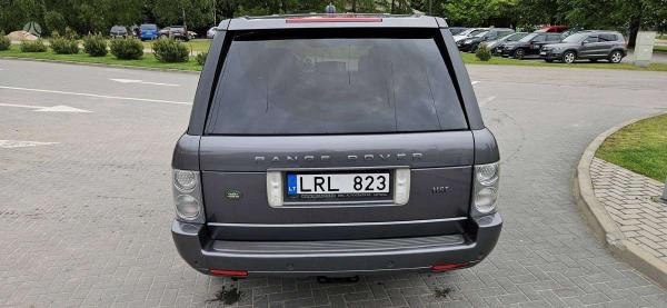 Pelēks Land Rover Range Rover 2006 Viļņa, ar dzinēja tilpumu 4.40 L un nobraukumu 295 tūkst. km par 7400 €, foto 6 vietnē AUTOMOTO.COM.LV