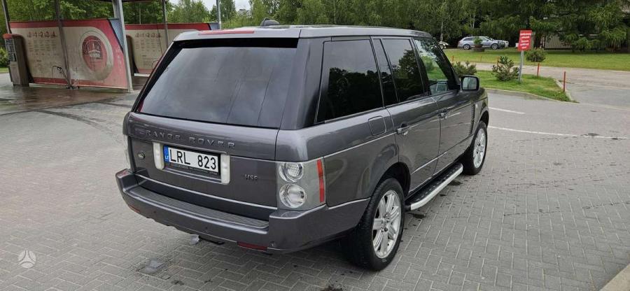 Pelēks Land Rover Range Rover 2006 Viļņa, ar dzinēja tilpumu 4.40 L un nobraukumu 295 tūkst. km par 7400 €, foto 7 vietnē AUTOMOTO.COM.LV
