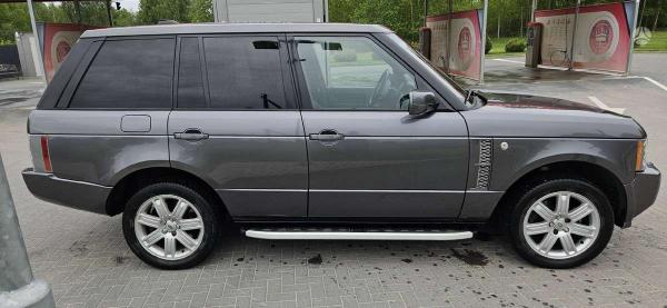 Pelēks Land Rover Range Rover 2006 Viļņa, ar dzinēja tilpumu 4.40 L un nobraukumu 295 tūkst. km par 7400 €, foto 8 vietnē AUTOMOTO.COM.LV