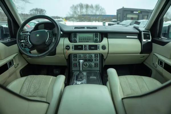 Pelēks Land Rover Range Rover 2006 Liepāja, ar dzinēja tilpumu 3.60 L un nobraukumu 301 tūkst. km par 5850 €, foto 9 vietnē AUTOMOTO.COM.LV