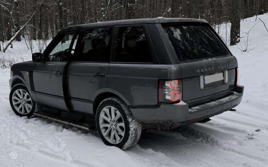 Pelēks Land Rover Range Rover 2010 Kauņa, ar dzinēja tilpumu 3.63 L un nobraukumu 310 tūkst. km par 11800 €, foto 3 vietnē AUTOMOTO.COM.LV
