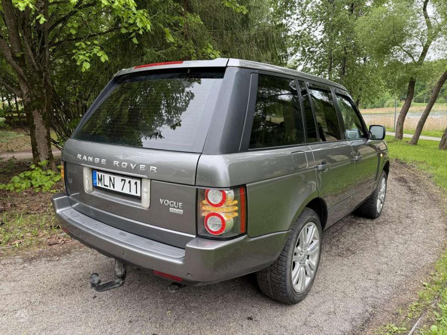 Pelēks Land Rover Range Rover 2010 Jonava, ar dzinēja tilpumu 3.60 L un nobraukumu 320 tūkst. km par 8650 €, foto 4 vietnē AUTOMOTO.COM.LV