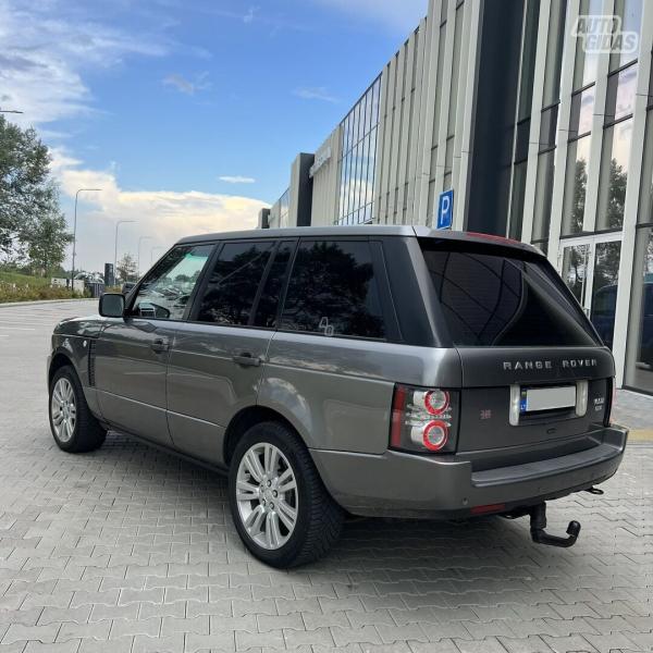 Pelēks Land Rover Range Rover 2011 Viļņa, ar dzinēja tilpumu 4.40 L un nobraukumu 304 tūkst. km par 9200 €, foto 4 vietnē AUTOMOTO.COM.LV