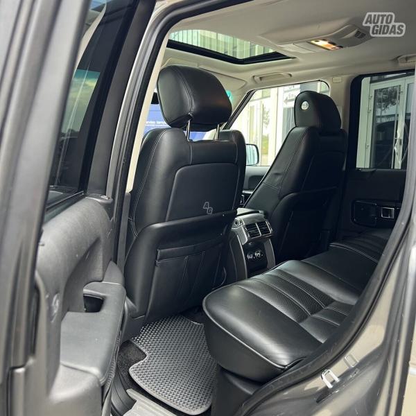 Pelēks Land Rover Range Rover 2011 Viļņa, ar dzinēja tilpumu 4.40 L un nobraukumu 304 tūkst. km par 9200 €, foto 10 vietnē AUTOMOTO.COM.LV