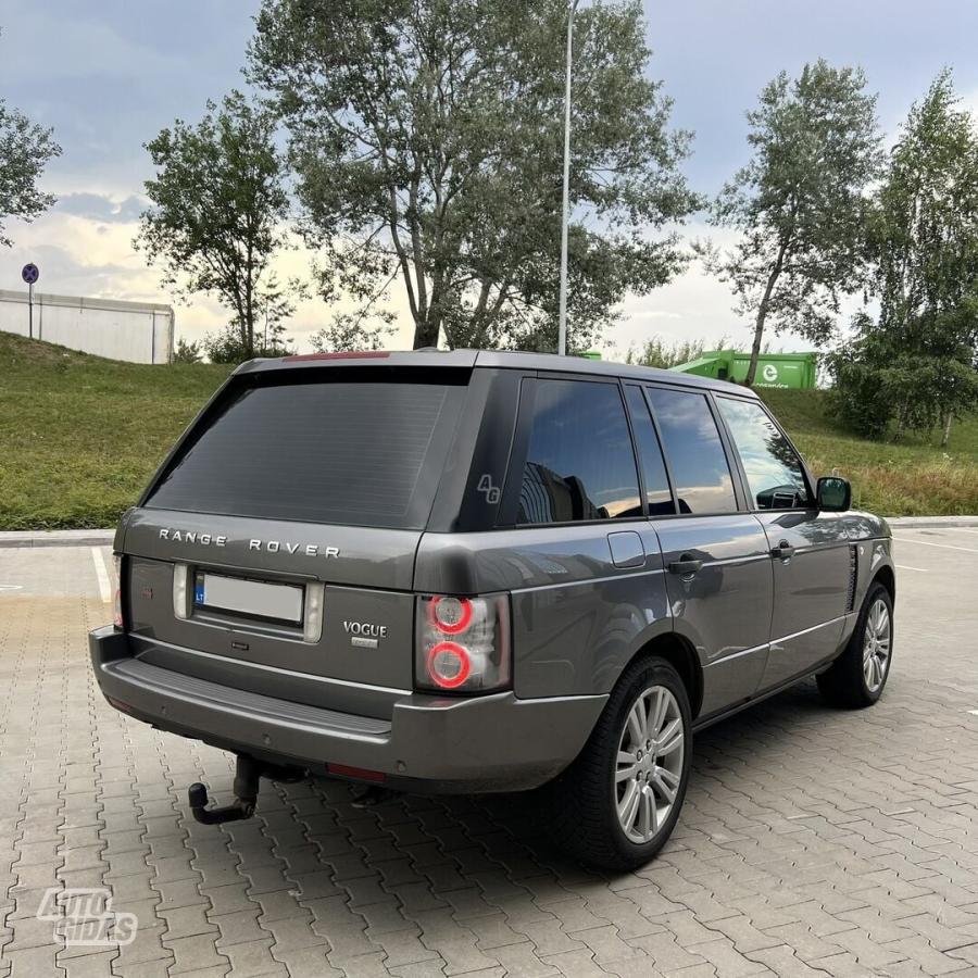 Pelēks Land Rover Range Rover 2011 Viļņa, ar dzinēja tilpumu 4.40 L un nobraukumu 304 tūkst. km par 9200 €, foto 6 vietnē AUTOMOTO.COM.LV