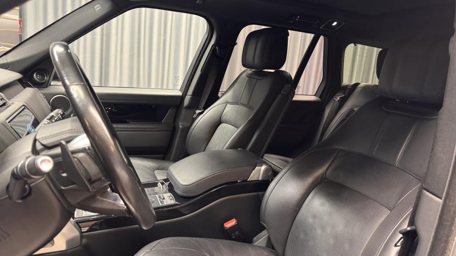 Grey Land Rover Range Rover 2020 in Riga, with an engine capacity of 3.00 L and mileage of 138 thousand km for 44990 €, photo 10 on AUTOMOTO.COM.LV