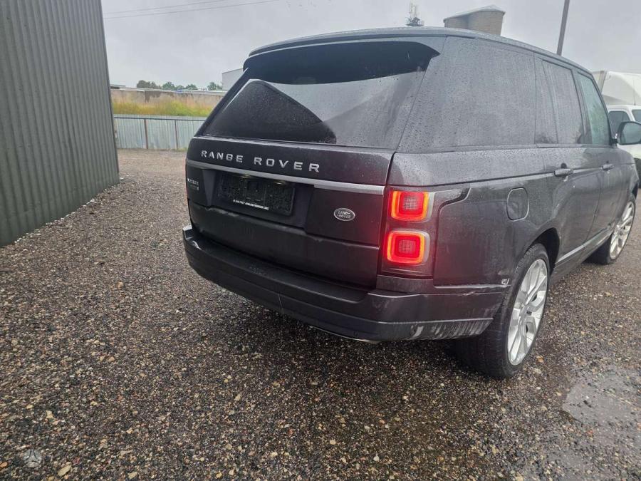 Pelēks Land Rover Range Rover 2020 Kauņa, ar dzinēja tilpumu 4.37 L un nobraukumu 117 tūkst. km par 39999 €, foto 15 vietnē AUTOMOTO.COM.LV