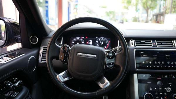 Pelēks Land Rover Range Rover 2021 Panevēža, ar dzinēja tilpumu 4.40 L un nobraukumu 206 tūkst. km par 45900 €, foto 10 vietnē AUTOMOTO.COM.LV
