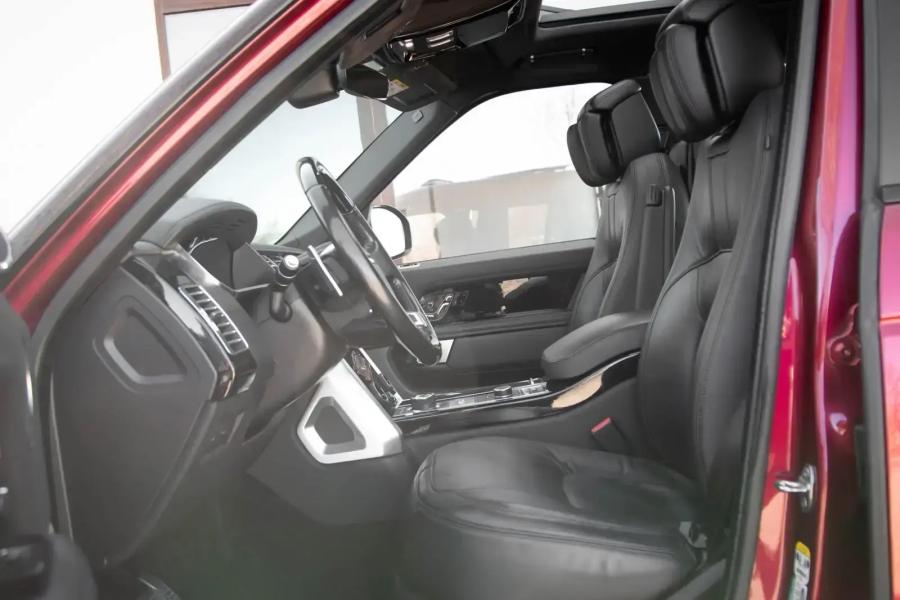 Red Land Rover Range Rover 2018 in Tukums, with an engine capacity of 4.40 L and mileage of 219 thousand km for 39990 €, photo 6 on AUTOMOTO.COM.LV