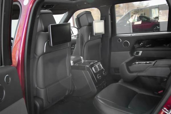 Land Rover Range Rover 2018 in Tukums on AUTOMOTO.COM.LV Red Land Rover Range Rover 2018 in Tukums, with an engine capacity of 4.40 L and mileage of 219 thousand km for 39990 β¬, photo 7 on AUTOMOTO.COM.LV
