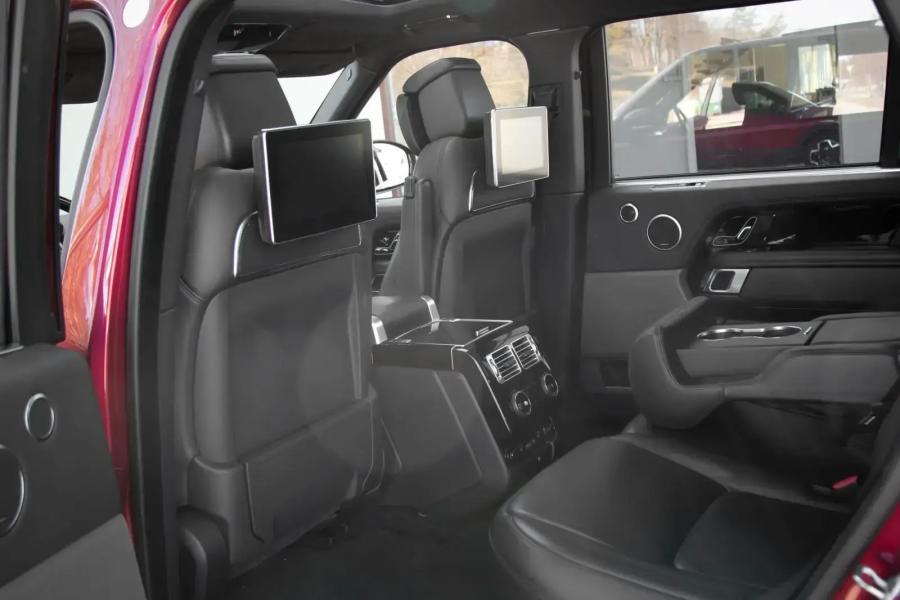 Red Land Rover Range Rover 2018 in Tukums, with an engine capacity of 4.40 L and mileage of 219 thousand km for 39990 €, photo 7 on AUTOMOTO.COM.LV