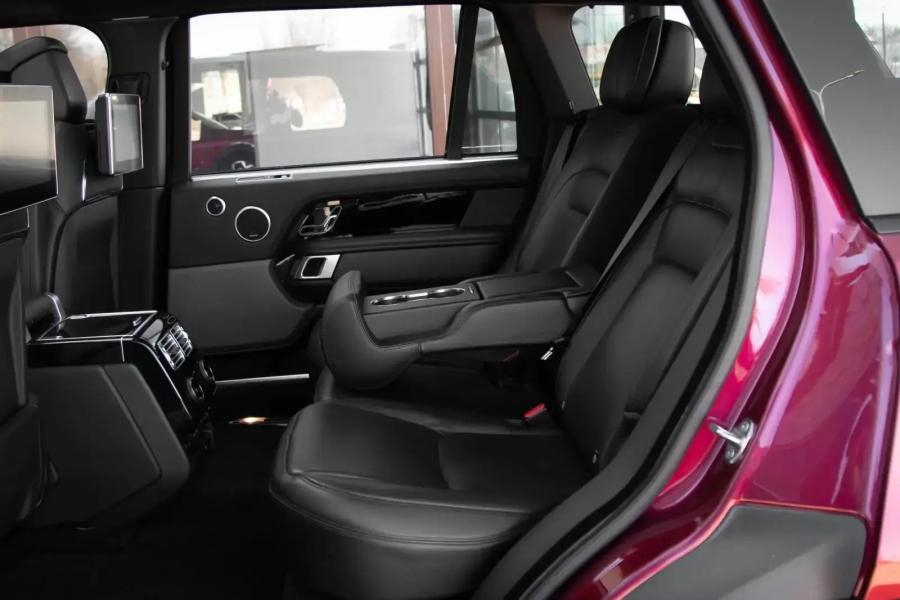 Red Land Rover Range Rover 2018 in Tukums, with an engine capacity of 4.40 L and mileage of 219 thousand km for 39990 €, photo 8 on AUTOMOTO.COM.LV