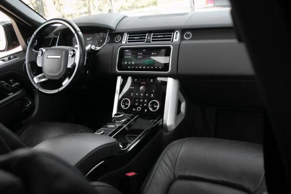 Land Rover Range Rover 2018 in Tukums on AUTOMOTO.COM.LV Red Land Rover Range Rover 2018 in Tukums, with an engine capacity of 4.40 L and mileage of 219 thousand km for 39990 β¬, photo 9 on AUTOMOTO.COM.LV