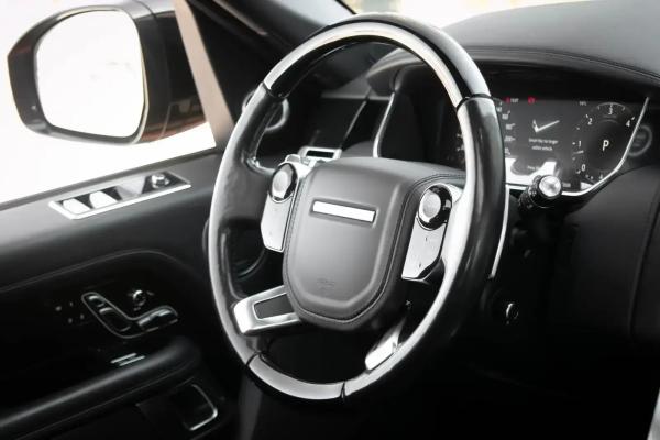 Land Rover Range Rover 2018 in Tukums on AUTOMOTO.COM.LV Red Land Rover Range Rover 2018 in Tukums, with an engine capacity of 4.40 L and mileage of 219 thousand km for 39990 β¬, photo 10 on AUTOMOTO.COM.LV