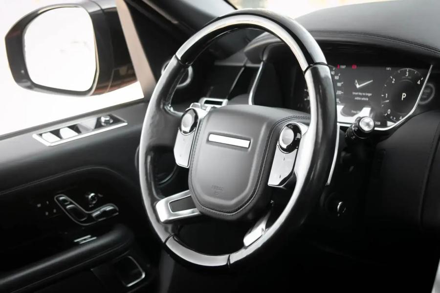 Red Land Rover Range Rover 2018 in Tukums, with an engine capacity of 4.40 L and mileage of 219 thousand km for 39990 €, photo 10 on AUTOMOTO.COM.LV