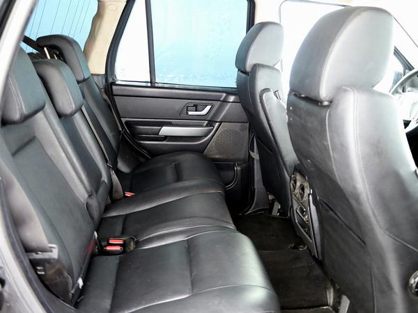 Black Land Rover Range Rover Sport 2005 in Tallinn, with an engine capacity of 2.70 L and mileage of 465 thousand km for 2499 €, photo 7 on AUTOMOTO.COM.LV