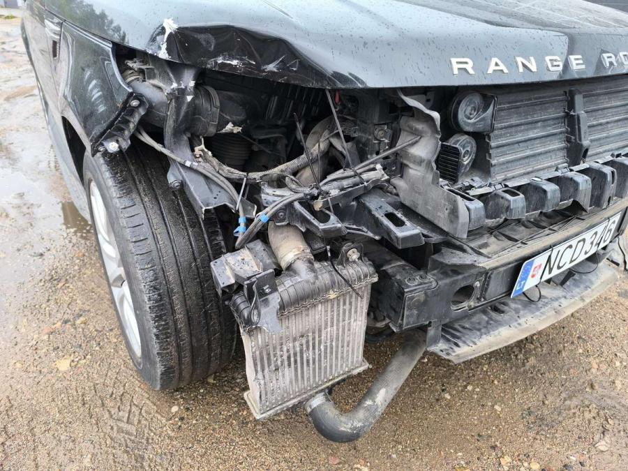 Melns Land Rover Range Rover Sport 2015 Viļņa, ar dzinēja tilpumu 2.99 L un nobraukumu 199 tūkst. km par 9900 €, foto 4 vietnē AUTOMOTO.COM.LV