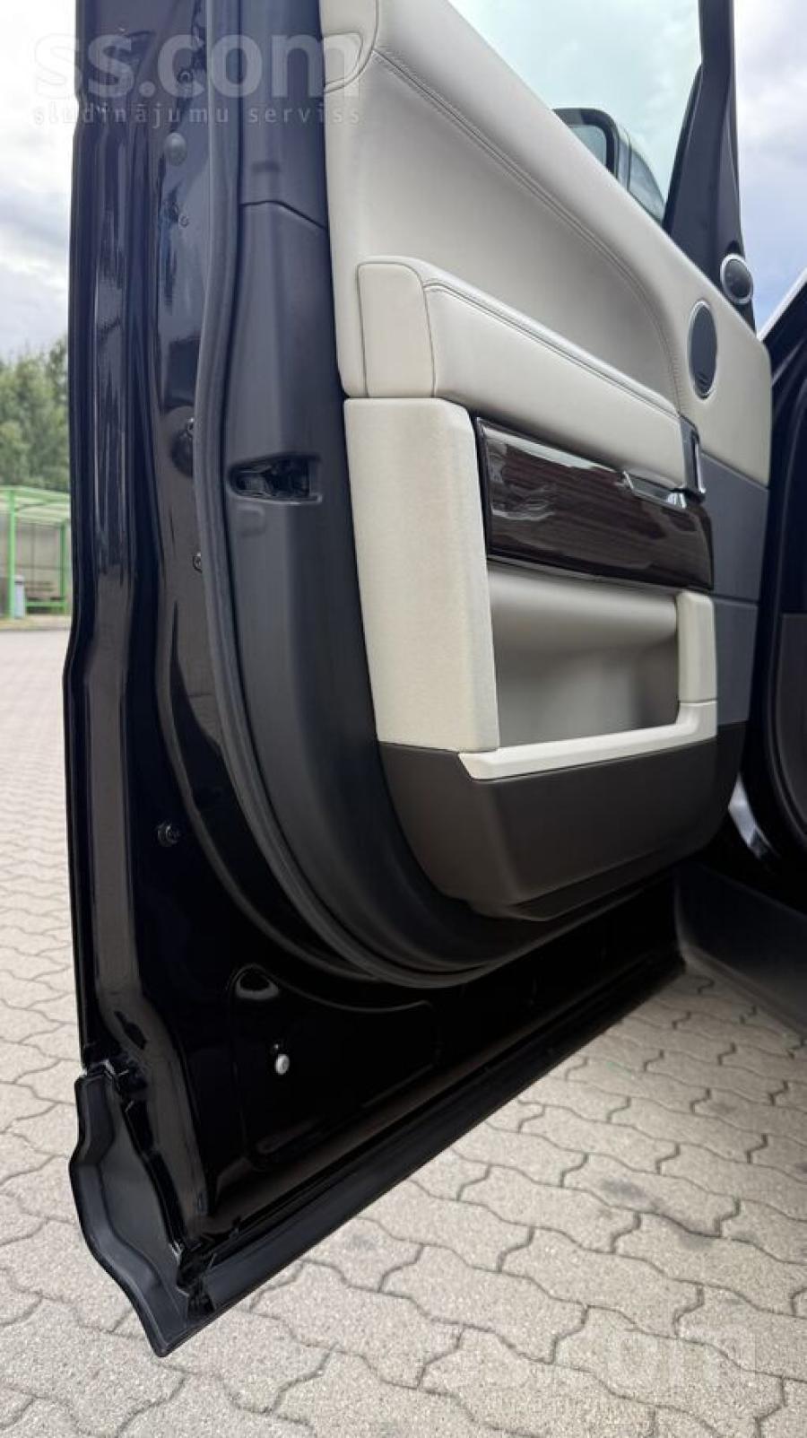 Black Land Rover Range Rover Sport 2015 in Riga, with an engine capacity of 3.00 L and mileage of 228 thousand km for 19850 €, photo 13 on AUTOMOTO.COM.LV