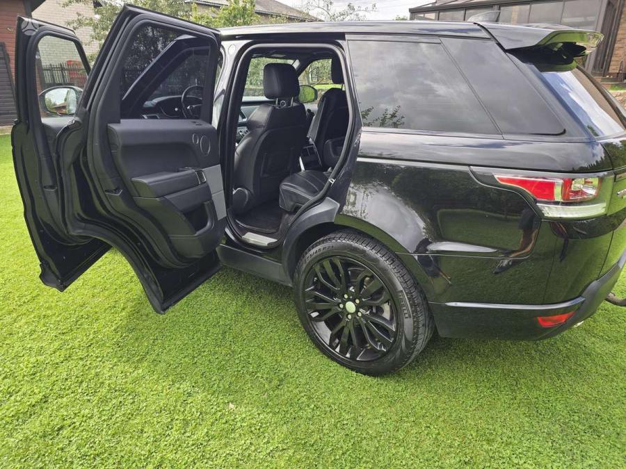 Black Land Rover Range Rover Sport 2017 in Kretinga, with an engine capacity of 2.99 L and mileage of 208 thousand km for 17545 €, photo 5 on AUTOMOTO.COM.LV