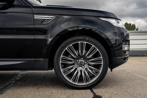 Black Land Rover Range Rover Sport 2017 in Riga, with an engine capacity of 3.00 L and mileage of 257 thousand km for 18990 €, photo 8 on AUTOMOTO.COM.LV