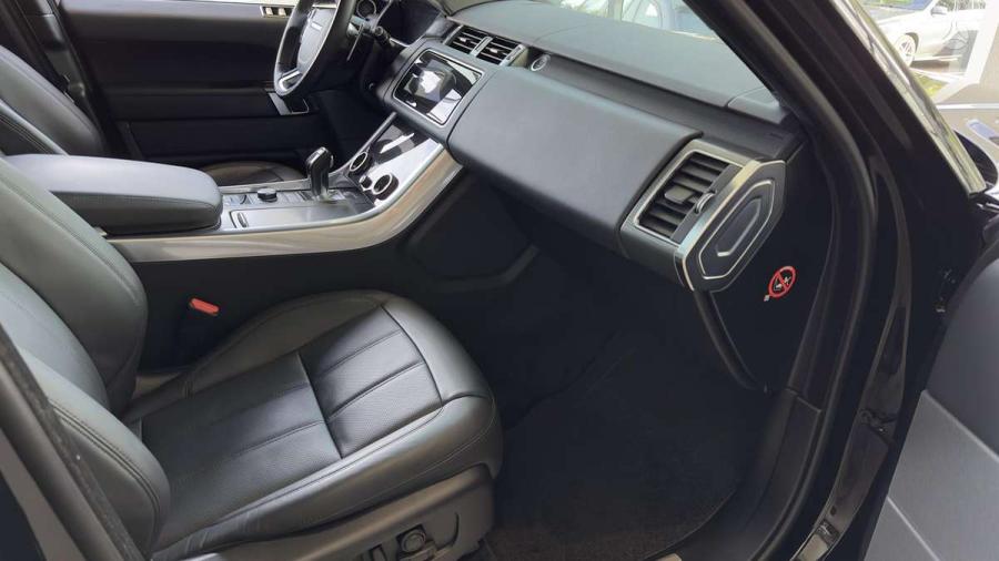 Black Land Rover Range Rover Sport 2019 in Marijampole, with an engine capacity of 2.99 L and mileage of 228 thousand km for 26999 €, photo 16 on AUTOMOTO.COM.LV