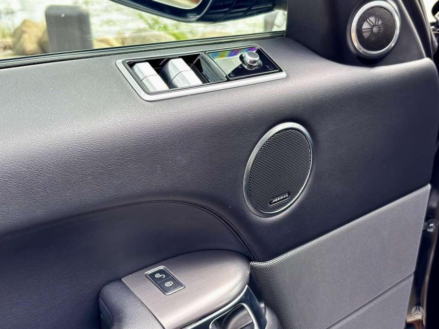 Black Land Rover Range Rover Sport 2020 in Kaunas, with an engine capacity of 2.99 L and mileage of 124 thousand km for 35000 €, photo 8 on AUTOMOTO.COM.LV