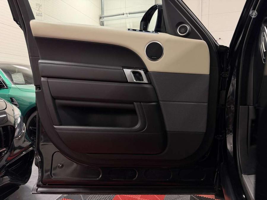 Black Land Rover Range Rover Sport 2021 in Vilnius, with an engine capacity of 3.00 L and mileage of 197 thousand km for 32900 €, photo 16 on AUTOMOTO.COM.LV