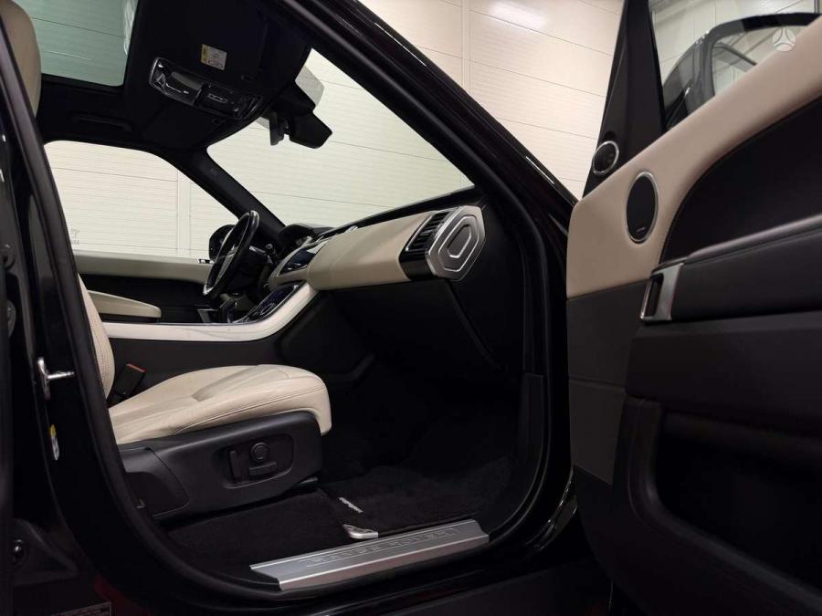 Black Land Rover Range Rover Sport 2021 in Vilnius, with an engine capacity of 3.00 L and mileage of 197 thousand km for 32900 €, photo 18 on AUTOMOTO.COM.LV