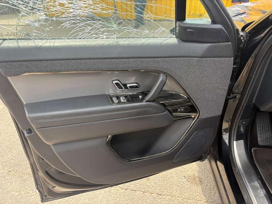 Melns Land Rover Range Rover Sport 2023 Šauļi, ar dzinēja tilpumu 3.00 L un nobraukumu 109 tūkst. km par 33300 €, foto 14 vietnē AUTOMOTO.COM.LV