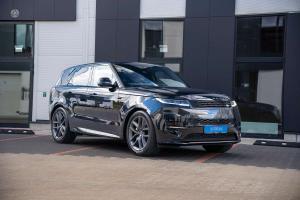 Melns Land Rover Range Rover Sport 2025 Viļņa, ar dzinēja tilpumu 3.00 L un nobraukumu 15 tūkst. km par 89900 €, foto  vietnē AUTOMOTO.COM.LV