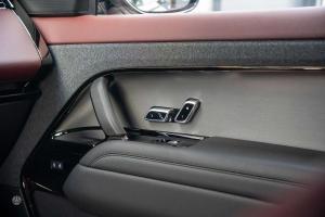 Melns Land Rover Range Rover Sport 2025 Viļņa, ar dzinēja tilpumu 3.00 L un nobraukumu 15 tūkst. km par 89900 €, foto 19 vietnē AUTOMOTO.COM.LV