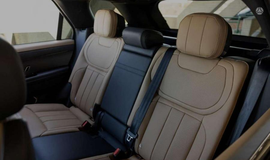 Brown Land Rover Range Rover Sport 2023 in Vilnius, with an engine capacity of 3.00 L and mileage of 56 thousand km for 79000 €, photo 4 on AUTOMOTO.COM.LV