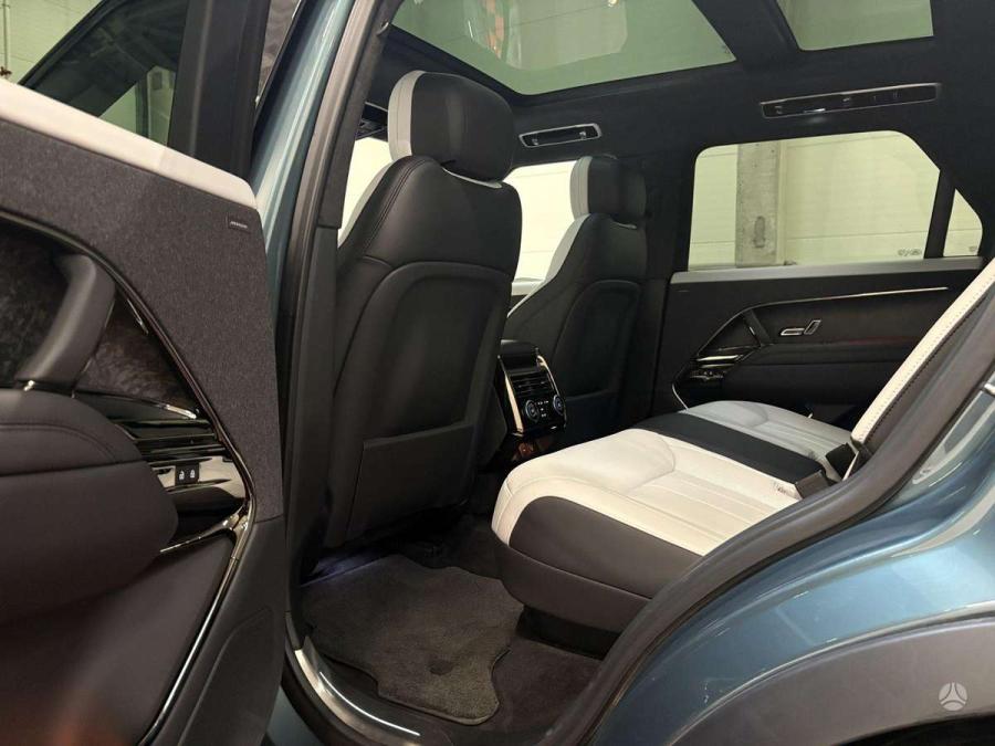 Green Land Rover Range Rover Sport 2023 in Vilnius, with an engine capacity of 4.40 L and mileage of 60 thousand km for 93000 €, photo 37 on AUTOMOTO.COM.LV