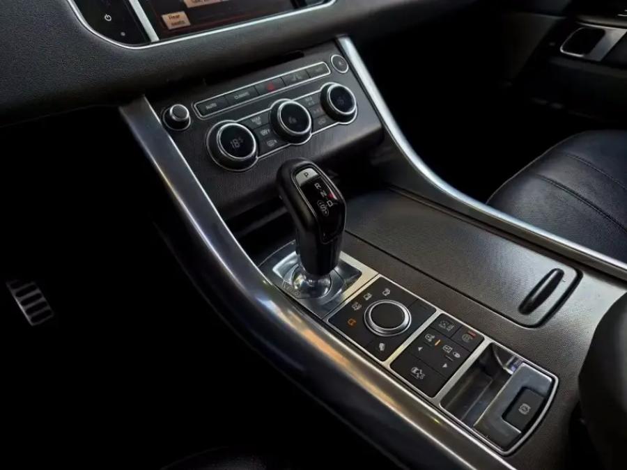 Pelēks Land Rover Range Rover Sport 2014 Rīga, ar dzinēja tilpumu 3.00 L un nobraukumu 233 tūkst. km par 19490 €, foto 12 vietnē AUTOMOTO.COM.LV