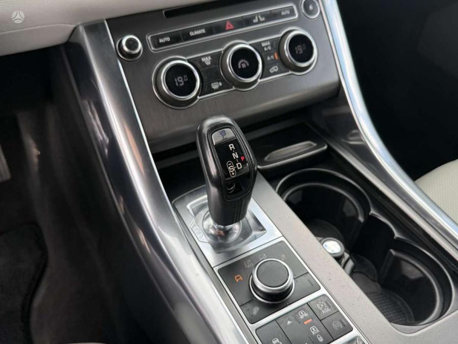 Pelēks Land Rover Range Rover Sport 2014 Viļņa, ar dzinēja tilpumu 2.99 L un nobraukumu 199 tūkst. km par 14600 €, foto 28 vietnē AUTOMOTO.COM.LV