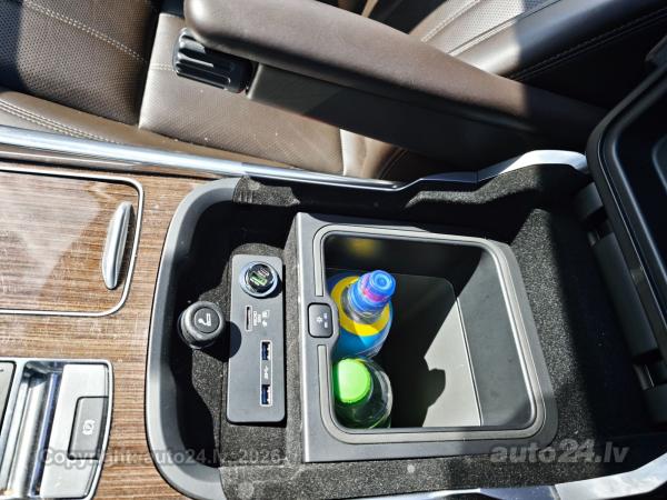 Grey Land Rover Range Rover Sport 2018 in Narva, with an engine capacity of 3.00 L and mileage of 212 thousand km for 35000 €, photo 7 on AUTOMOTO.COM.LV