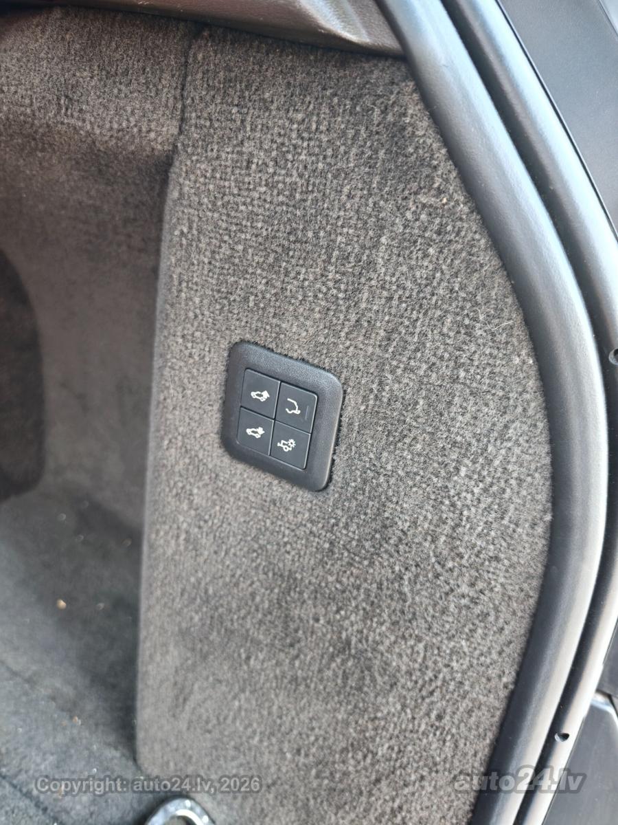 Grey Land Rover Range Rover Sport 2018 in Narva, with an engine capacity of 3.00 L and mileage of 212 thousand km for 35000 €, photo 16 on AUTOMOTO.COM.LV